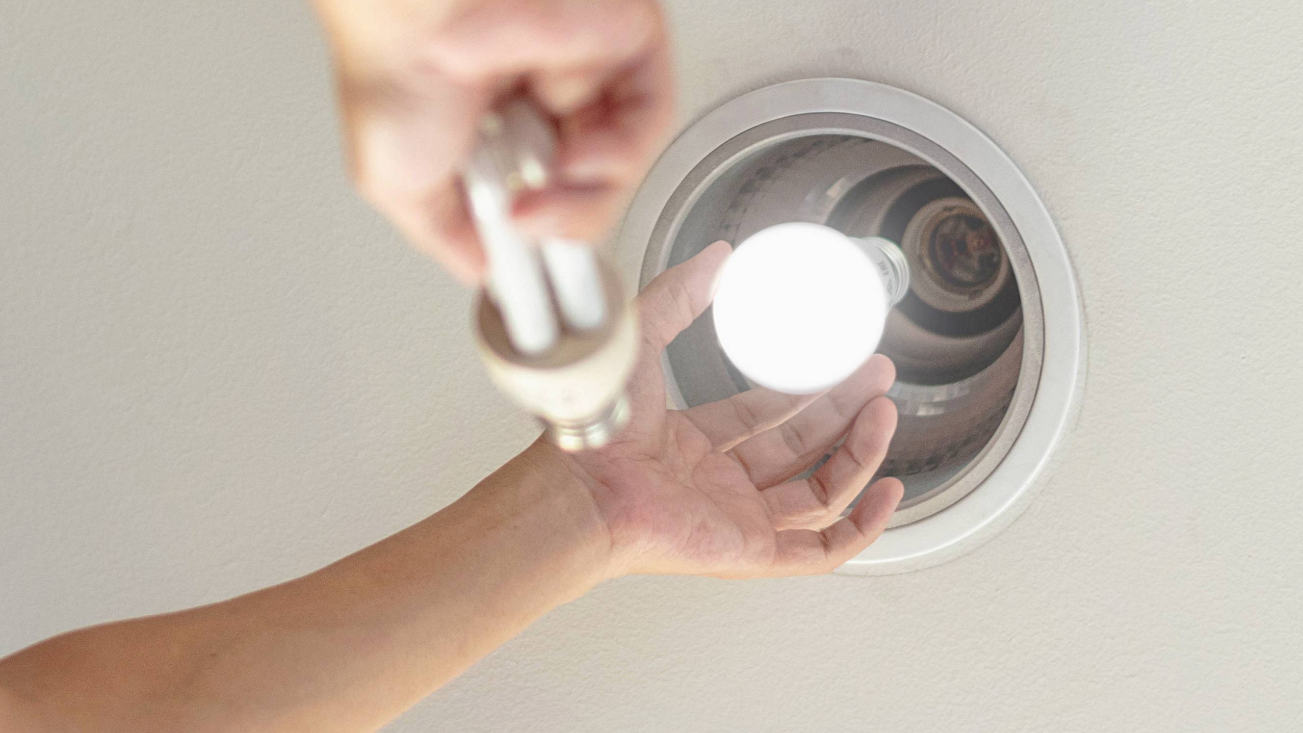 LED Light vs. Fluorescent Light: How Are They Different? | Airtasker US